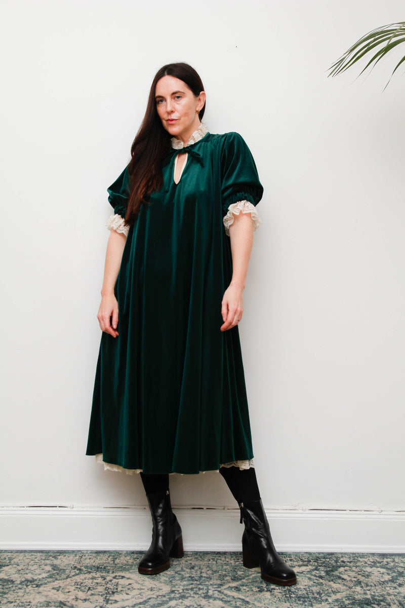 Rare Forest Green Velvet Quad Dress with Lace High Collar – strobevintage